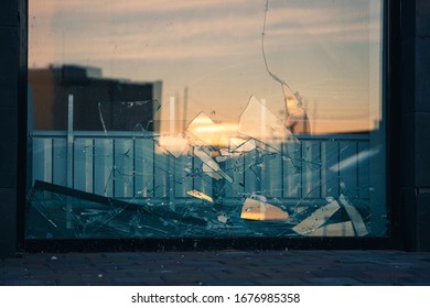 566 Broken window skyscraper: immagini, foto stock e grafica vettoriale ...