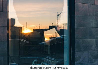 566 Broken window skyscraper: immagini, foto stock e grafica vettoriale ...