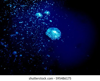 Bubbles Deep Sea Stock Photo 595486175 | Shutterstock