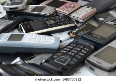 3,046 Bunch Of Mobile Phones Images, Stock Photos & Vectors | Shutterstock