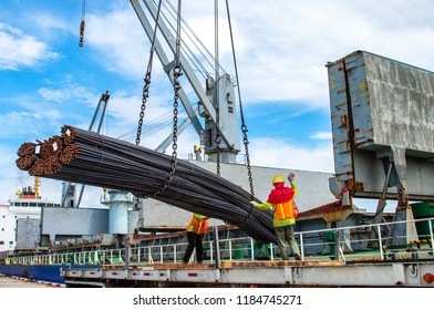 Bundle Steel Rod Being Loading Discharging Stock Photo 1184745271 ...