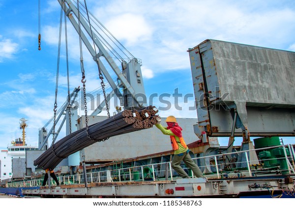 Bundle Steel Rod Being Loading Discharging Stok Fotoğrafı 1185348763 ...