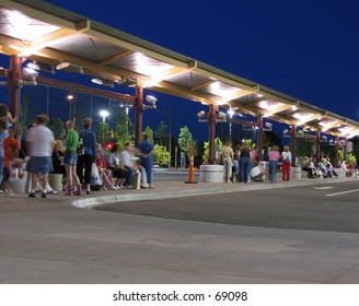 6,862 imágenes de Crowded bus stop - Imágenes, fotos y vectores de ...