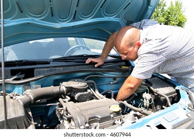 Businessman Opening Trunk Checking Engine Car Foto stock 4607944 ...