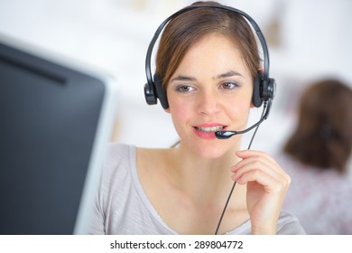 15,890 Call center computer screen Images, Stock Photos & Vectors ...