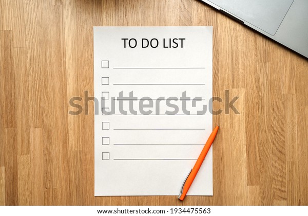 Une liste de contrôle ou un : photo de stock (modifiable) 1934475563