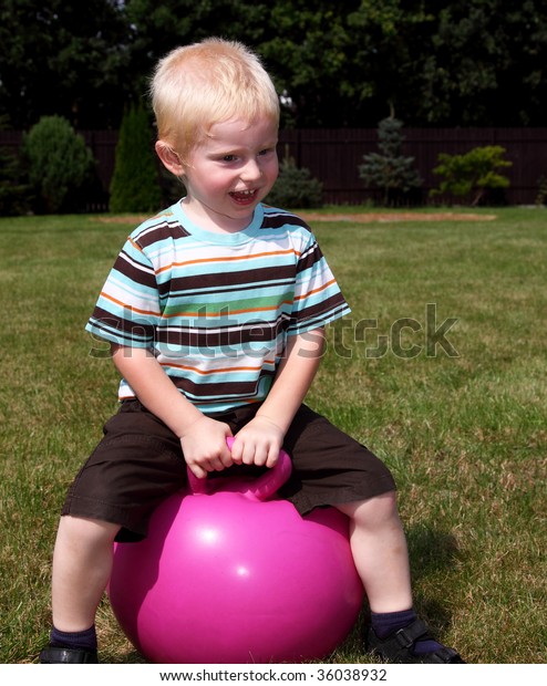 Child On Bouncing Ball 库存照片（立即编辑）36038932