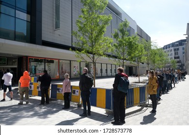 503 Shopping mall long queue Images, Stock Photos & Vectors | Shutterstock