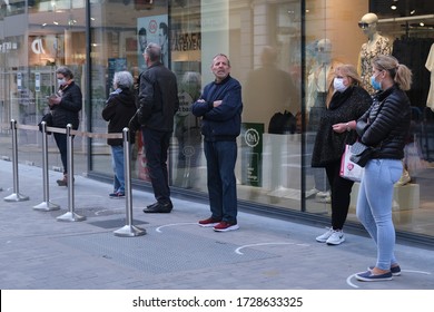 503 Shopping mall long queue Images, Stock Photos & Vectors | Shutterstock