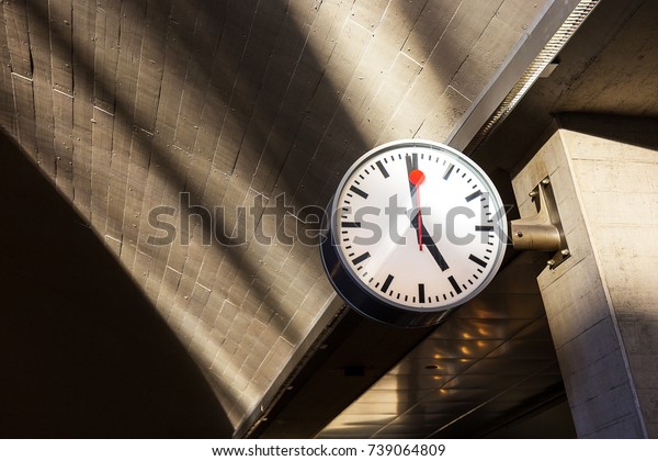 Clock 5 Oclock Time Stop Working Foto stock 739064809 | Shutterstock