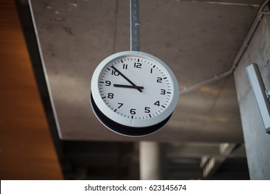 17,217 imágenes de Hanging clock - Imágenes, fotos y vectores de stock ...