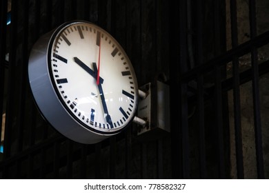 Clock 5 Oclock Time Stop Working Foto stock 739064809 | Shutterstock