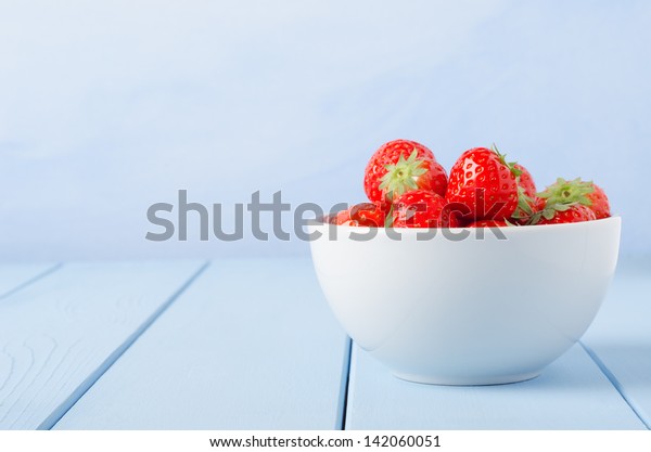 Close Eye Level Side View White Stock Photo 142060051 | Shutterstock