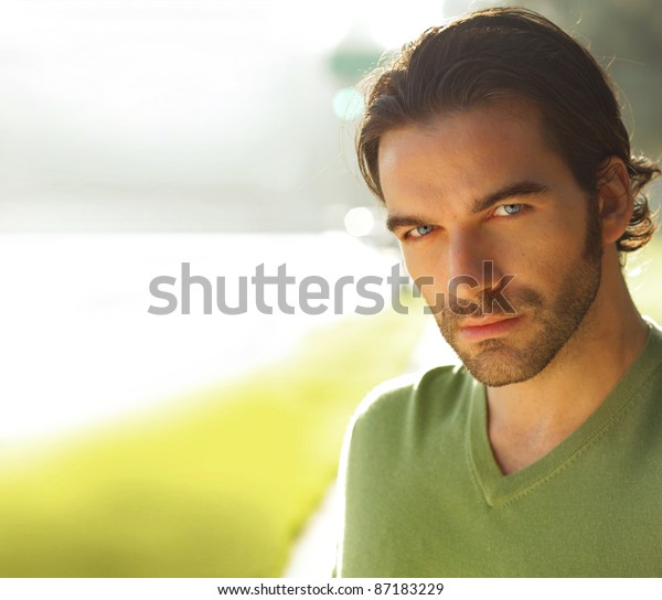 Retrato cerrado de un hombre de Foto de stock 87183229 | Shutterstock Retrato cerrado de un hombre de Foto de stock 87183229 | Shutterstock