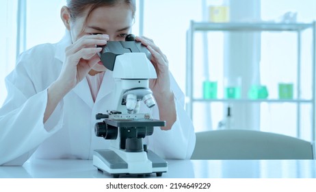 39,114 Technician Microscope Images, Stock Photos & Vectors | Shutterstock