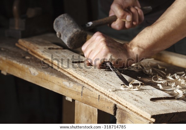 Closeup Carpenter Hands Working Chisel Hammer Foto de stock 318714785 ...