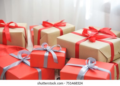 Closeup Stack Red Brown Gift Boxes Stock Photo 746502058 | Shutterstock