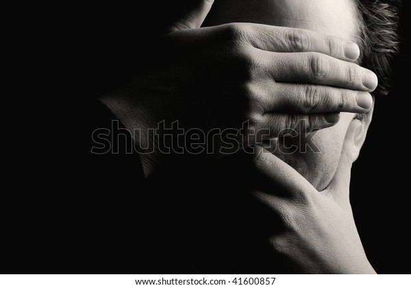 눈과 입을 가린 청년 스톡 사진 지금 편집 41600857