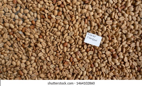 28 Traditional pulping coffee beans Images, Stock Photos & Vectors ...