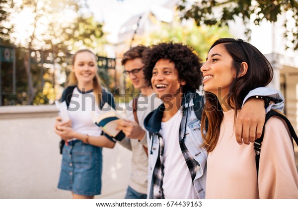 Des étudiants qui marchent ensemble dehors. : photo de stock ... Des étudiants qui marchent ensemble dehors. : photo de stock ...