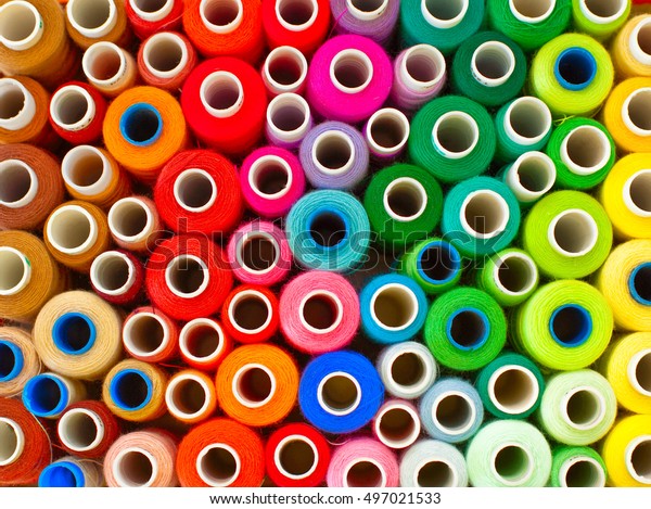 Hilo de color para coser. Hilos : Foto de stock (editar ahora) 497021533