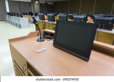 Computer Laboratory Stock Photo 690374950 | Shutterstock