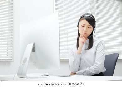 1,505 Call center agent thinking Images, Stock Photos & Vectors ...