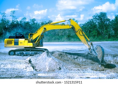 Construction Backhoe Digging Hole Stock Photo 1521315911 | Shutterstock