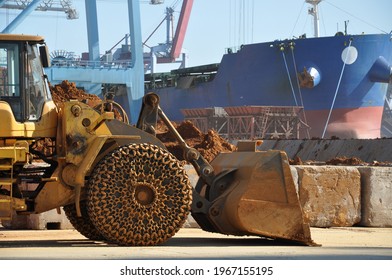 855 Bulldozer chain wheel Images, Stock Photos & Vectors | Shutterstock
