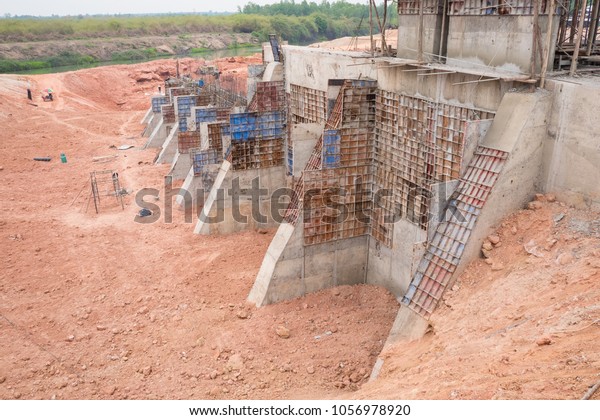 Стоковая фотография 1056978920: Construction Retaining Wall Irrigation ...