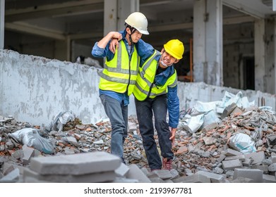 Construction Supervisors Engineers Help Construction Workers Stock ...