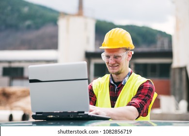 Construction Worker Laptop Stok Fotoğrafı 1049503814 | Shutterstock