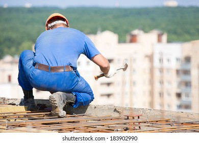 Construction Worker Hammer Mounting Formwork During 스톡 사진 183902990 ...