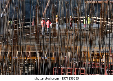 Construction Workers Building Skyscraper Stock Photo 1577138635 ...