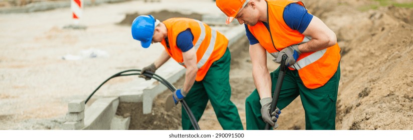 5,102 Construction Worker Digging A Hole Stock Photos, Images ...