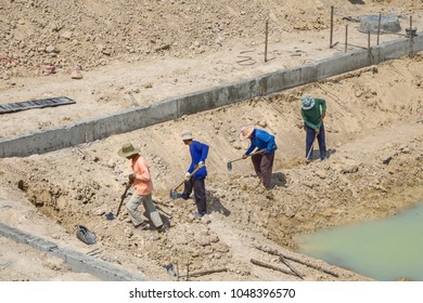 Construction Workers Diggingteamwork Workingretaining Wall ...