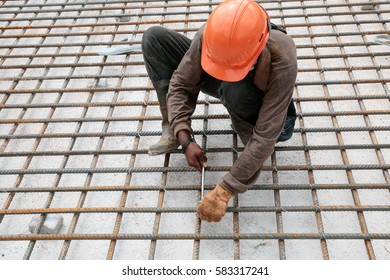 Construction Workers Installing Binding Wires Reinforcement库存照片 ...