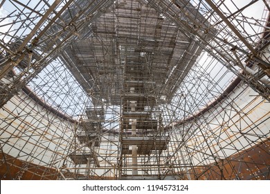 Construction Workers Installing Scaffolding Storage Tank Foto stock ...