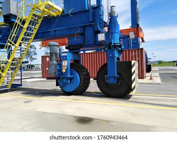 Container Lifting Wheel Set Driven By Stock Photo 1760943464 | Shutterstock