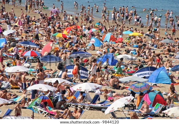 Стоковая фотография 9844120: Crowded Beach Summer | Shutterstock