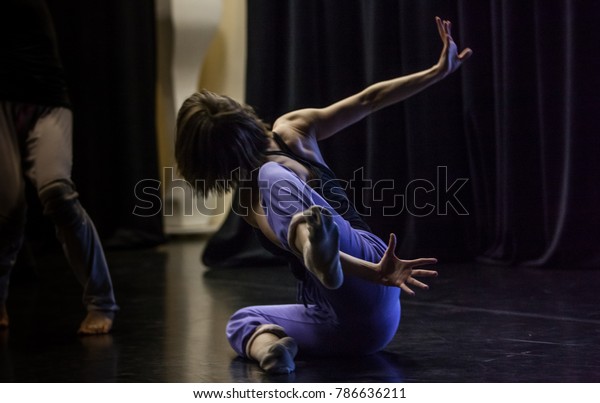 Photo de stock de danseuse. improvisation de performance de danse ...