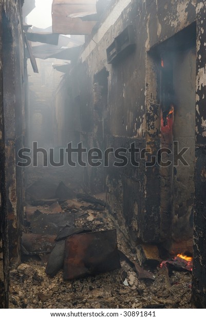 Destroyed Building Destroyed By Burning Down : photo de stock ...