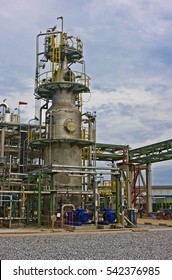 Distillation Tower Stock Photo 542376985 | Shutterstock