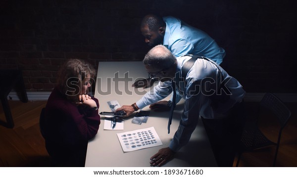 Diverse Detective Interrogating Scared Arrested Woman库存照片1893671680 ...