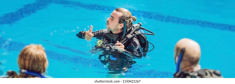 Diving Instructor Students Instructor Teaches Students Stock Photo ...