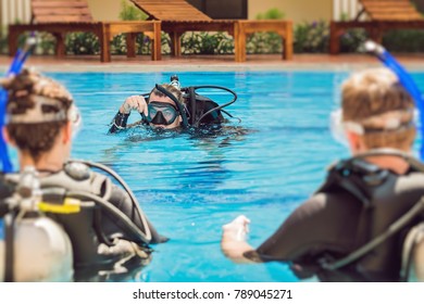 Diving Instructor Students Instructor Teaches Students Stock Photo ...