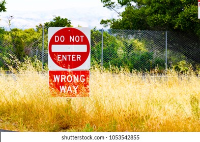 813 Do not enter wrong way sign Images, Stock Photos & Vectors ...