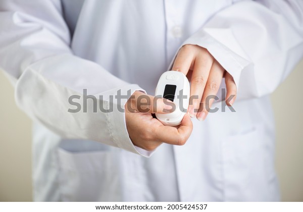 Doctor Performs Test Using Fingertip Pulse Stock Photo 2005424537 ...