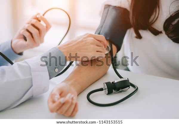 Doctor Using Sphygmomanometer Stethoscope Checking Blood Stock Photo ...