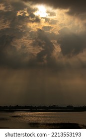 14,088 Light Rays Through Water Images, Stock Photos & Vectors ...